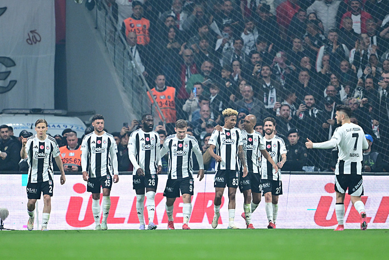 Beşiktaş evindeki derbilerde coştu ünvanını korudu! Sosyal medyadan ... Beşiktaş evindeki derbilerde coştu ünvanını korudu! Sosyal medyadan ...