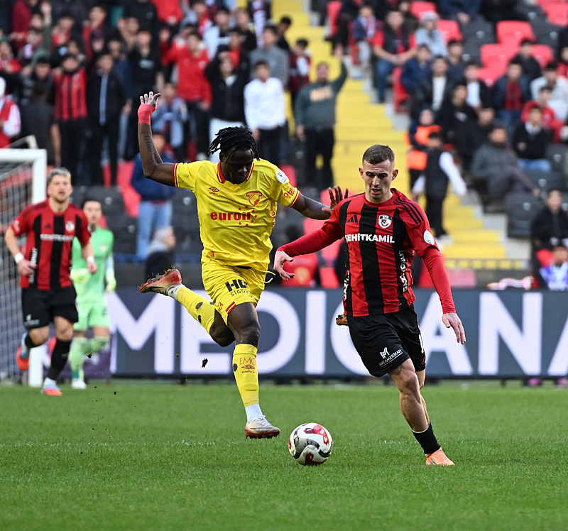 Galatasaray ve Trabzonspor’un transferde Kacper Kozlowski savaşı