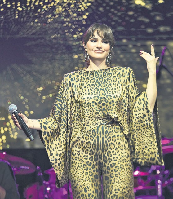 Bayram sahnelerinde ünlüler geçidi: Sibel Can, Emre Altuğ, Ajda Pekkan